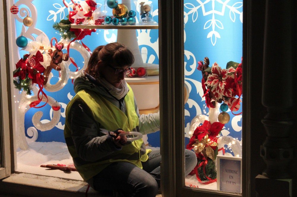 Creating Disney Magic – Installation of the Christmas Window Displays ...