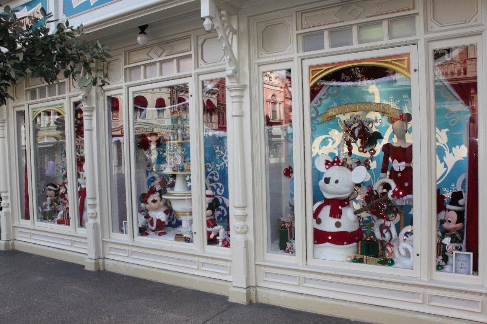 Creating Disney Magic – Installation of the Christmas Window Displays ...