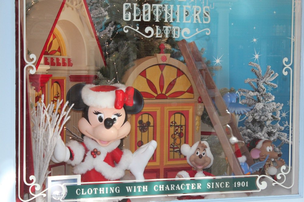 Creating Disney Magic – Installation of the Christmas Window Displays ...