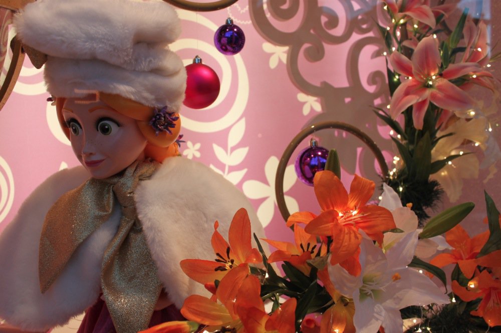 Creating Disney Magic – Installation of the Christmas Window Displays ...