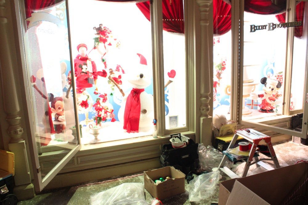 Creating Disney Magic – Installation of the Christmas Window Displays ...