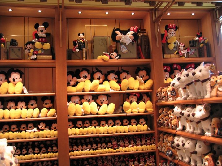 Review World of Disney Store Disneyland Paris - Designing Disney